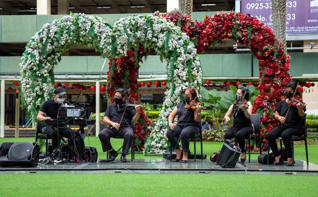 Singing Quartet at the Garden, Robinsons Magnolia | Robinsons Land ...